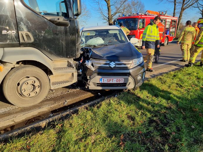Brandweer moet passagierster van voertuig bevrijden na ongeval | Bornem | hln.be