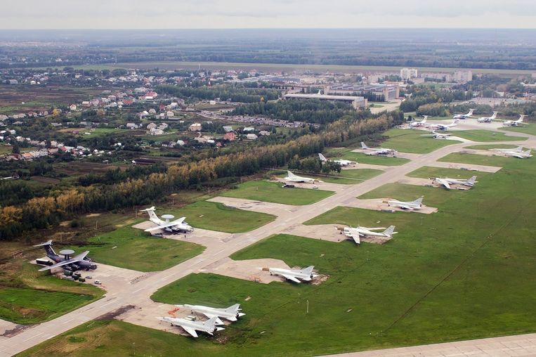 Drie doden na explosies op Russische militaire vliegvelden | Trouw