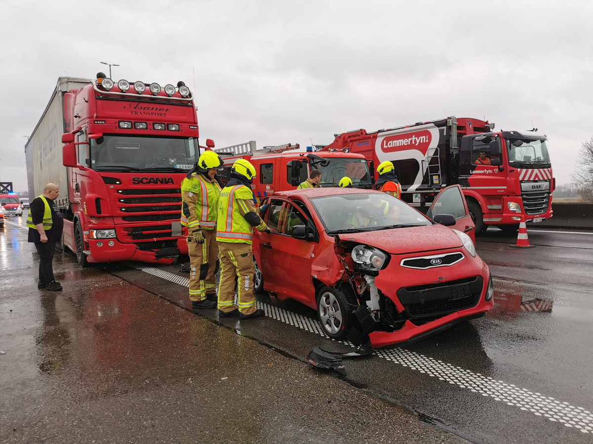 Vrachtwagen rijdt in op auto in staart van file op E17: vier gewonden ... Vrachtwagen rijdt in op auto in staart van file op E17: vier gewonden ...