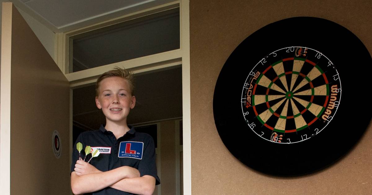 Schot in de roos: Ochtense Owen Roelofs (16) wereldkampioen darts ...