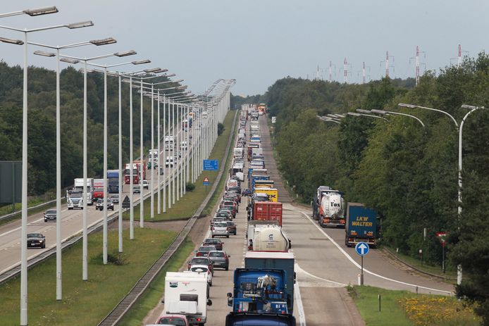 Ruim uur file op E314 richting Nederland vanaf Lummen: rijstrook ...