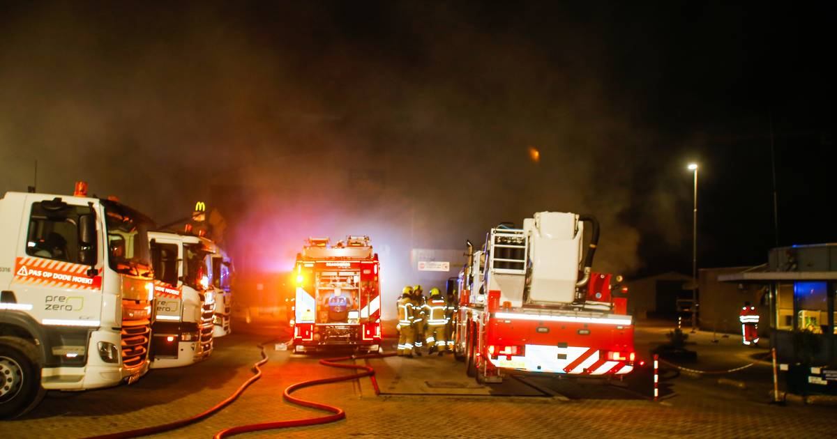 Brand in berg afval in loods van afvalverwerker | Dordrecht | bndestem.nl