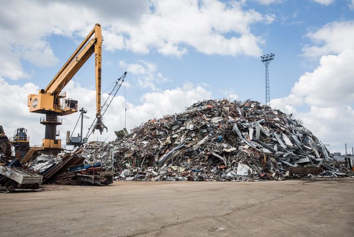 Nieuwe duwbak van recyclagebedrijf Galloo Gent haalt 12.000 ...
