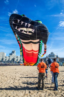 Honderden vliegers vullen de lucht boven het strand | Foto | AD.nl