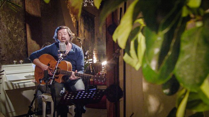 Tom Helsen past prijzen aan voor wie het financieel moeilijk heeft: “Sommige shows speel ik voor ...