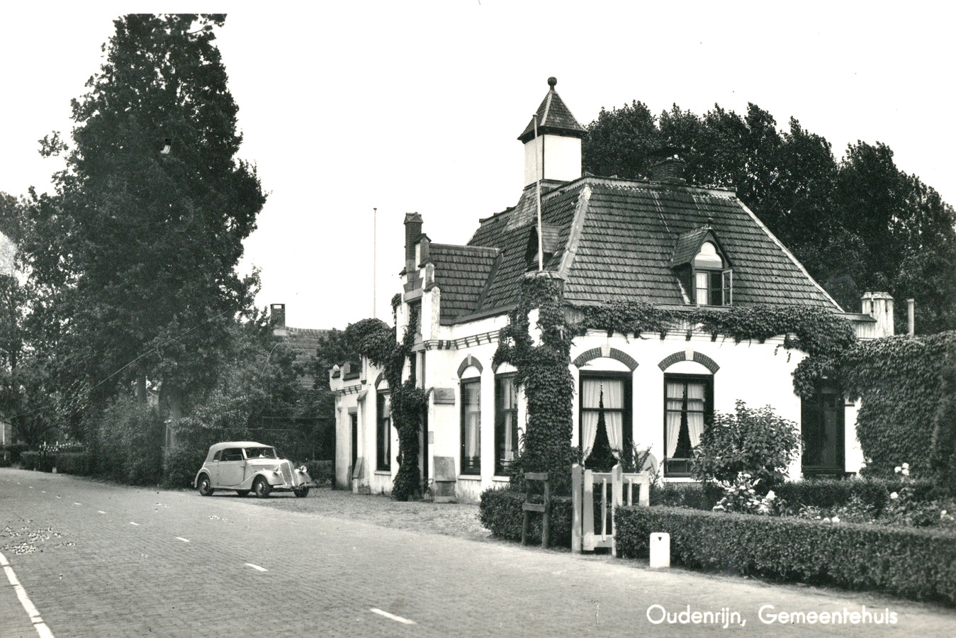 Ooit was dit het gemeentehuis van Oudenrijn, nu is het een woning in de ...