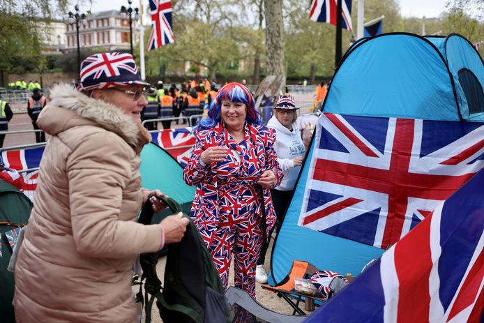 Britse royalty-fans pakken uit met kostuums en hopen glimp van ...