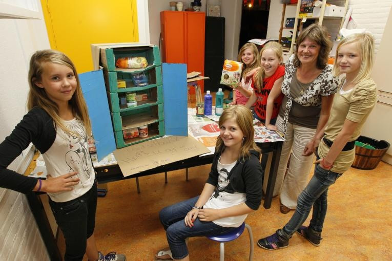 Naomie en vriendinnen helpen de Voedselbank | Foto | AD.nl