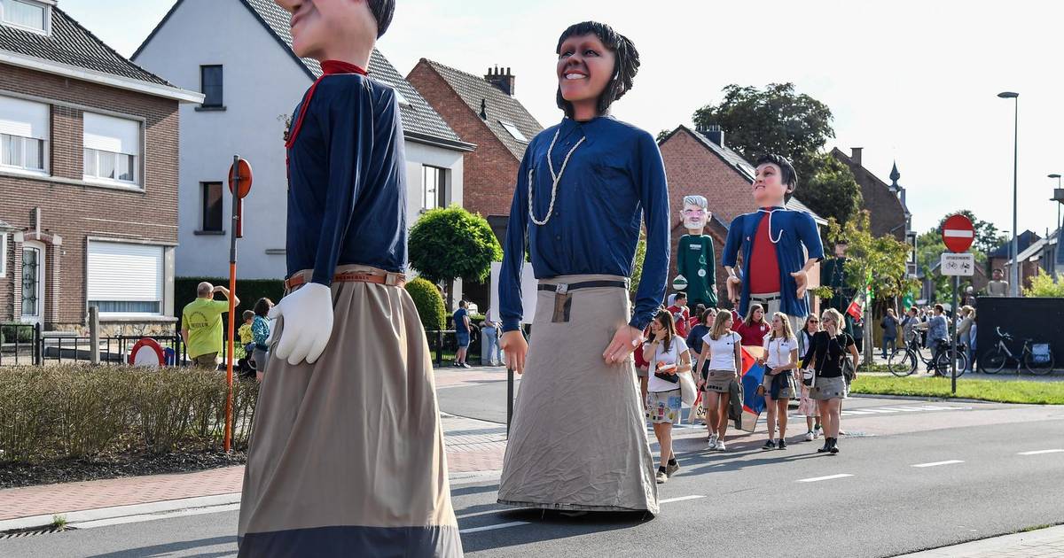 Reuzen vieren 20 jarig jubileum op Prochekermis | Dendermonde | hln.be