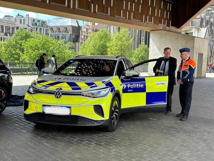 Gentse politie stelt twee volledig omgebouwde elektrische voertuigen ...