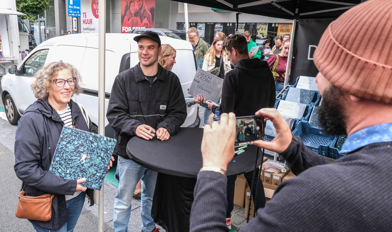 Brihang verkoopt nieuw album Droomvoeding als marktkramer: van ’s ...