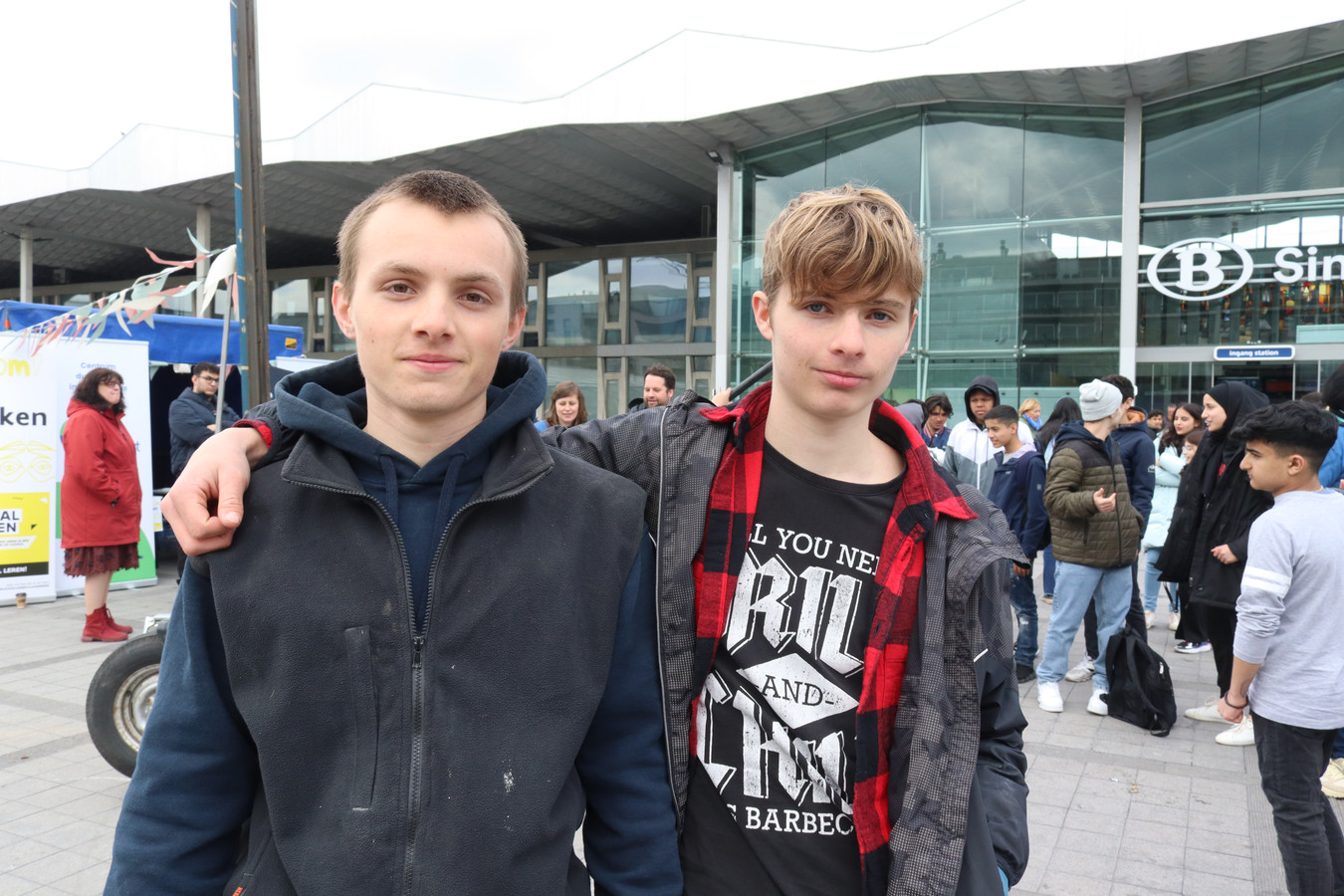 Studenten duaal leren geven er een lap op aan Stationsplein: “Meteen na ...