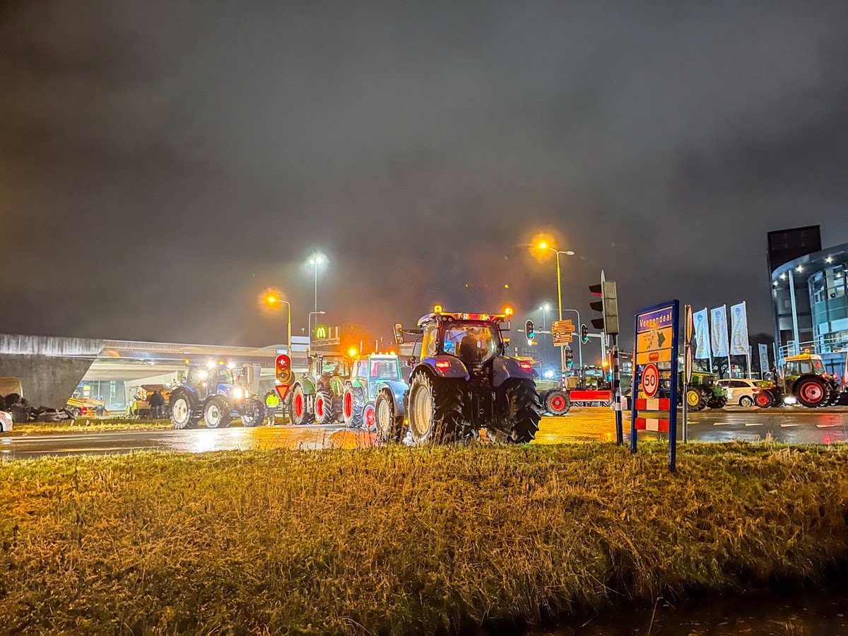 Boeren blokkeren afritten van A12 met trekkers en ontsteken metershoog ...