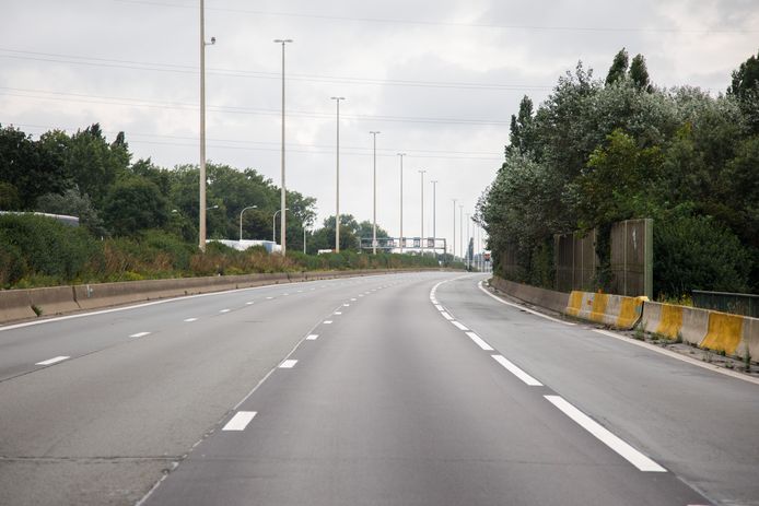 Busstrook versperd op E313 ter hoogte van Wommelgem | Wommelgem | hln.be