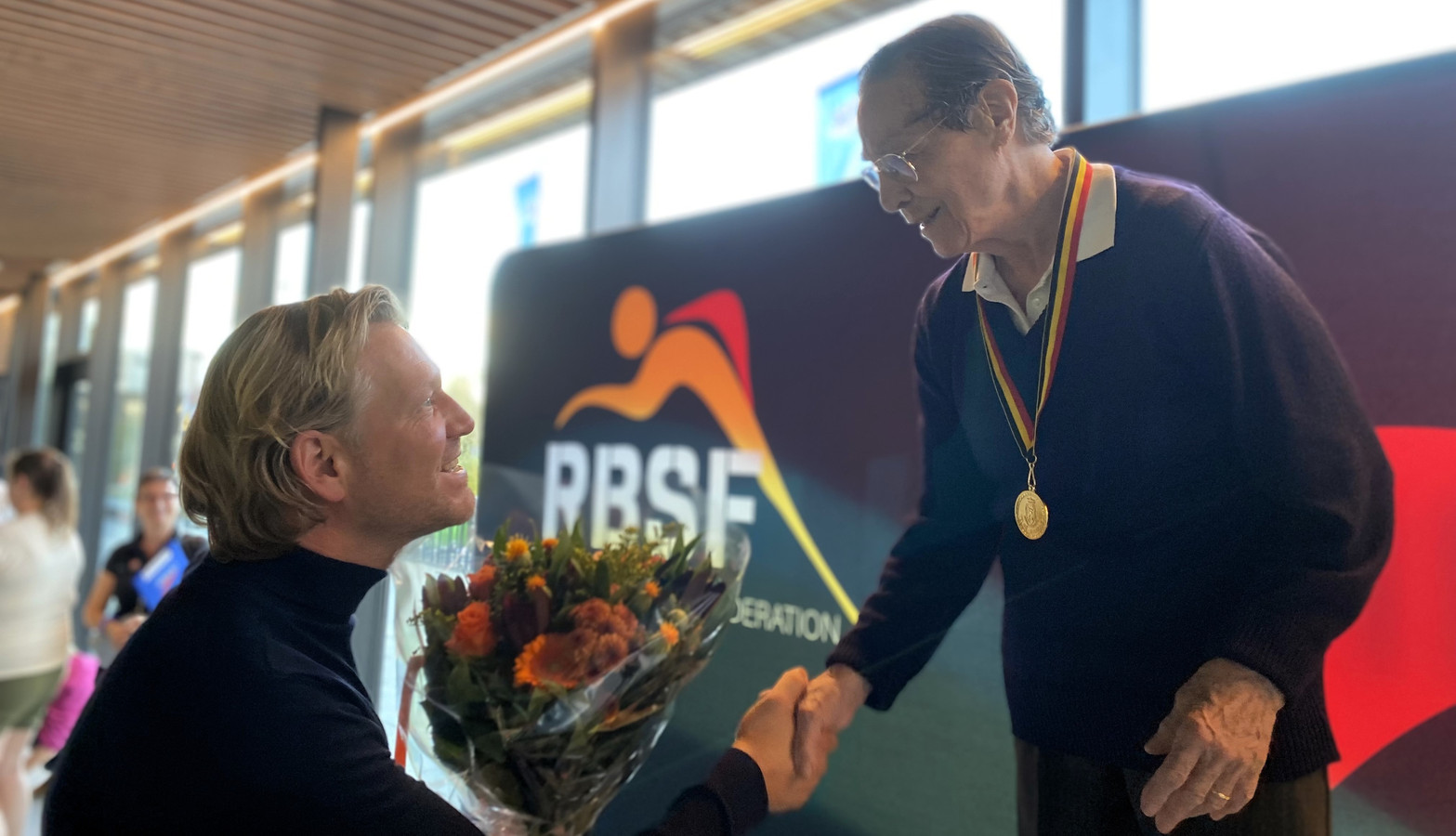 Agnes (91) verbreekt drie wereldrecords schoolslag in Kortrijk: “Of ik ...