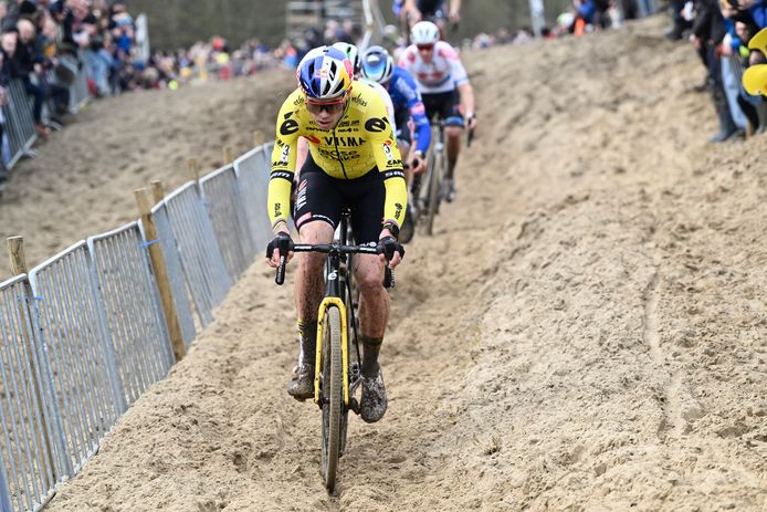 Eerst de stages, dan pas het veld: Wout van Aert rijdt ten vroegste eind december zijn eerste ...