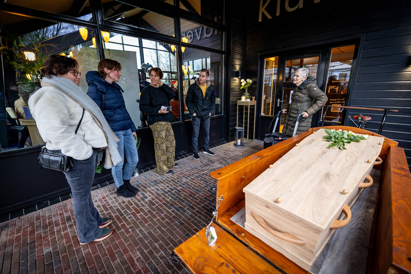 Rouwclowns en een gepimpte rouwauto op de uitvaartinspiratiebeurs in ...