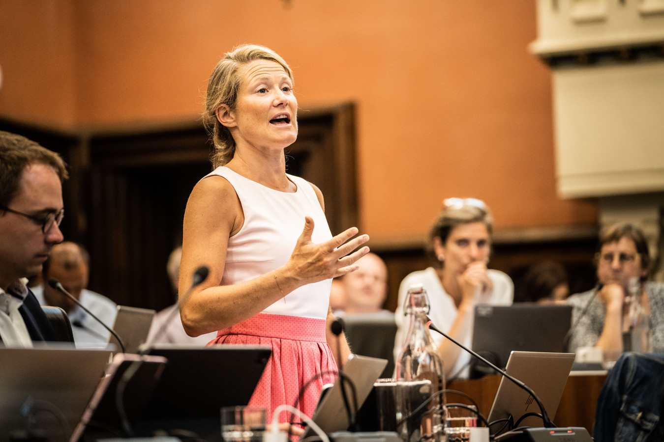 Sam Baro reageert op bedenkingen van oppositie over verkoop AA Gent ...