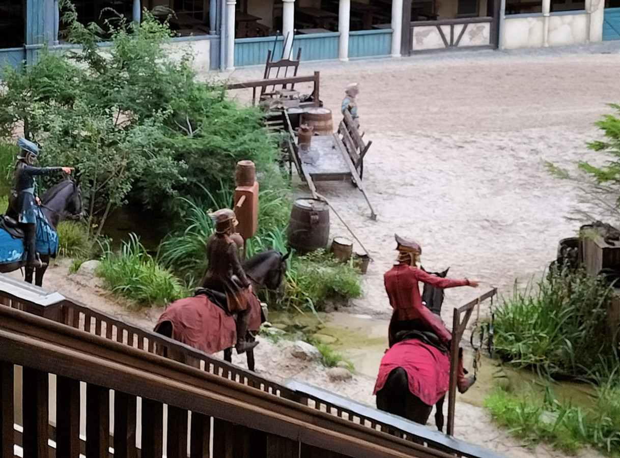 Opnieuw valt een stuntende ruiter van het paard bij stuntshow Raveleijn ...