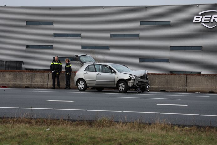 Auto belandt in vangrail op A12, bestuurder raakt gewond | 112 nieuws Ede | gelderlander.nl