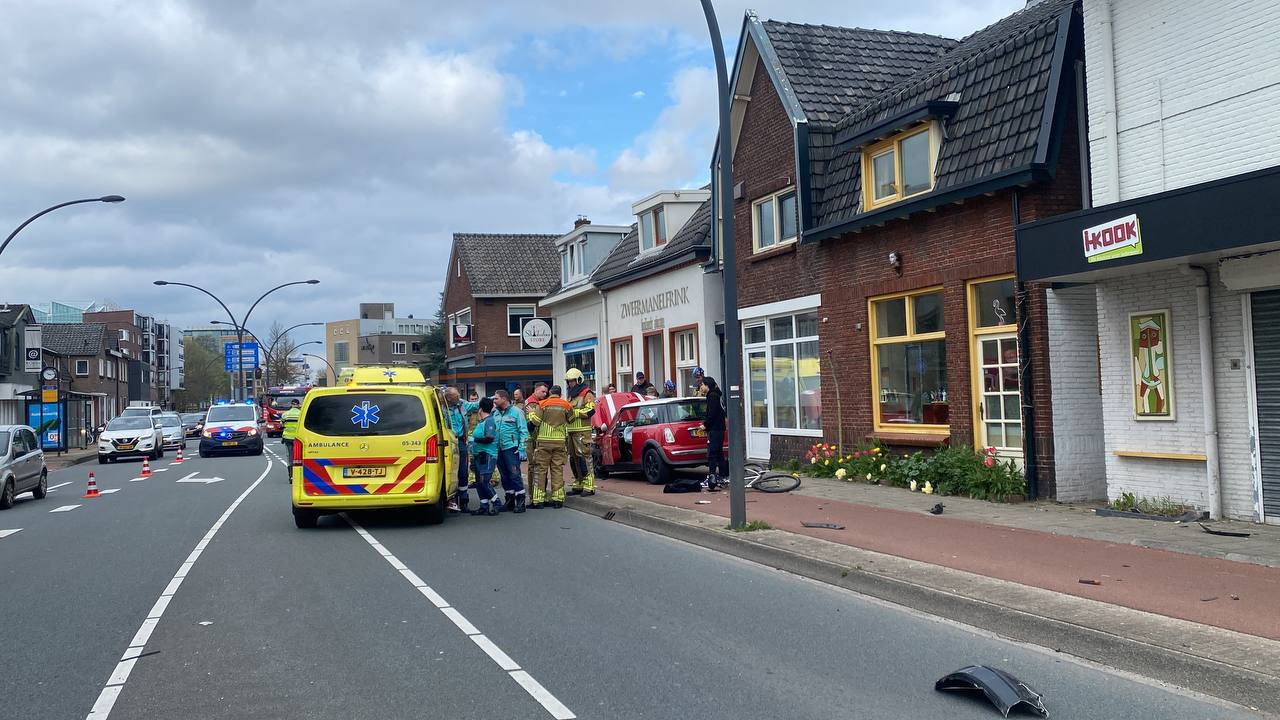 Gewonde bij botsing in Hengelo: verkeer moet omrijden | Foto | AD.nl