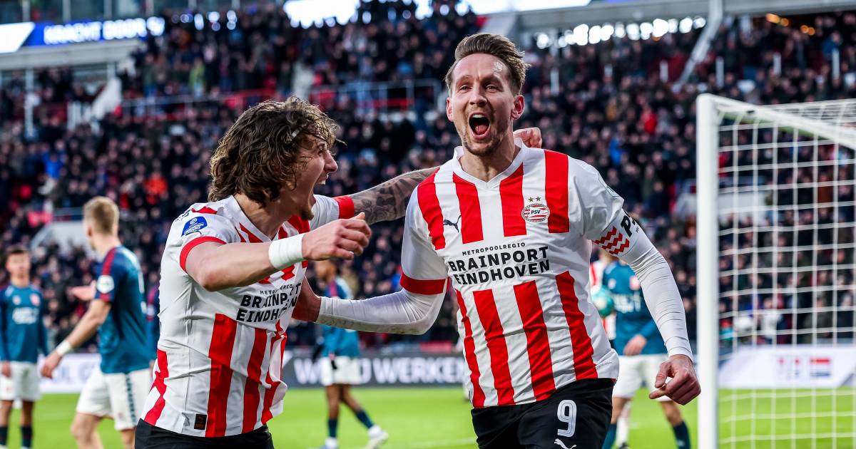 Luuk de Jong maakt zijn honderdste eredivisiegoal voor PSV: ‘Hij is een ...