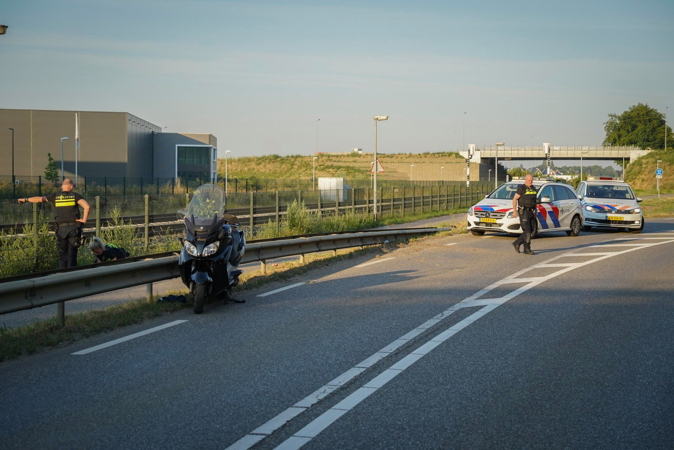 Motorrijder gaat onderuit en raakt gewond in Zevenaar | Foto ...