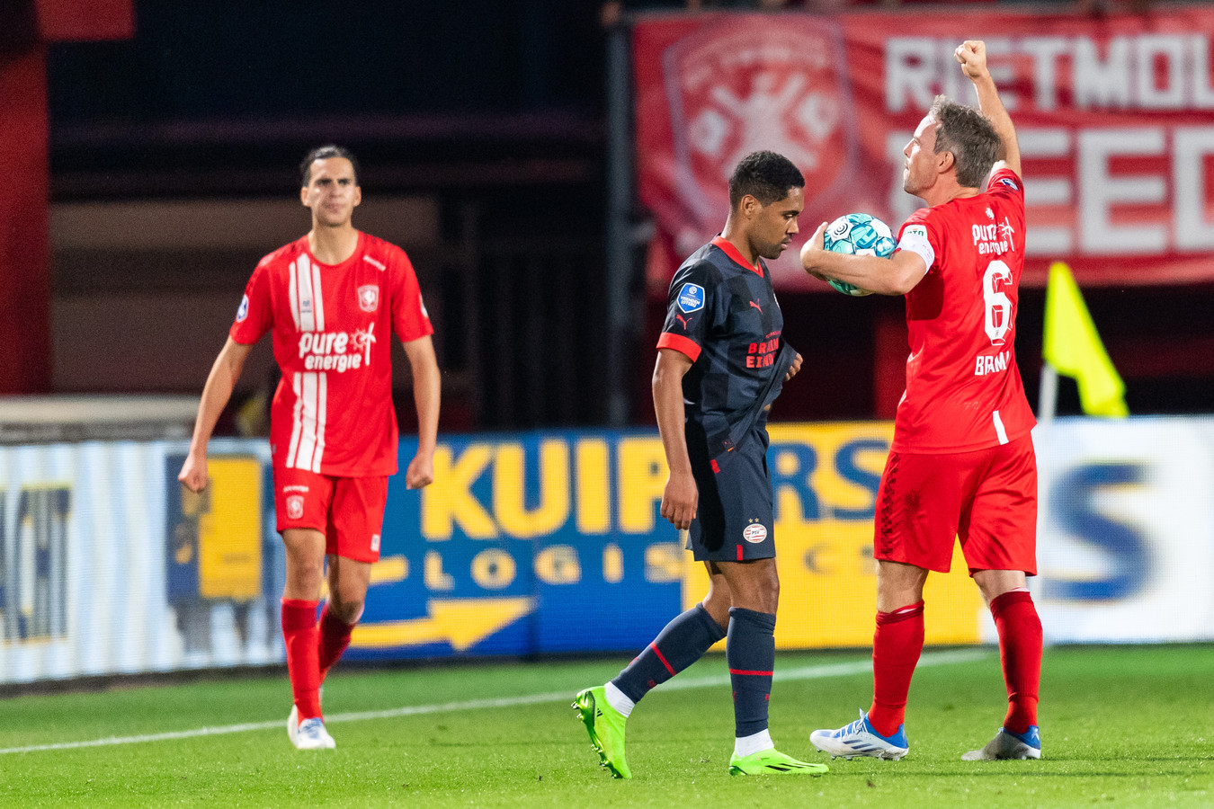 Kan FC Twente het nu ook tegen de koploper? ‘Ze weten bij PSV wat er komen gaat in Enschede ...