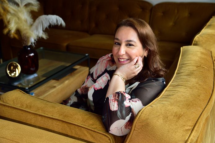 Als kind van gastarbeiders had Ikram twee maskers: ‘Soms Nederlands, soms Marokkaanse moslima ...