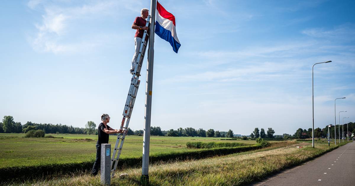 Henk protesteert tegen omgekeerde vlag en hangt nationale driekleur aan ...