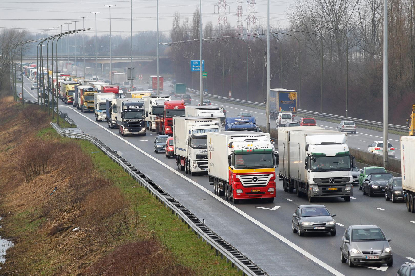 Een rijstrook versperd op E17 richting Antwerpen ter hoogte van ...