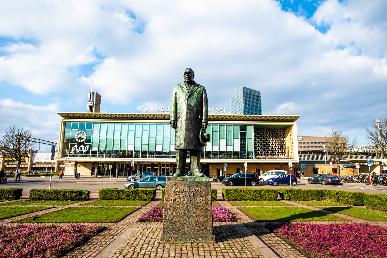 Naast de wat brave Anton en Frits Philips wordt een beeld van Gerard ...