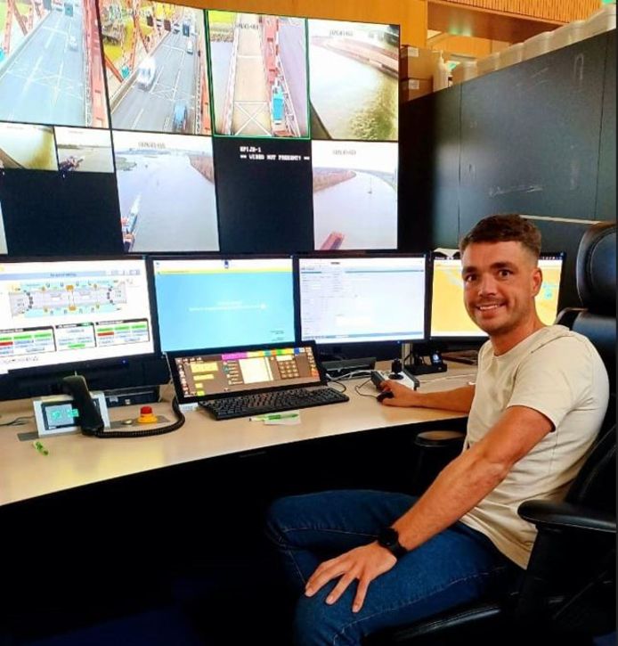 Robby (32) bedient twee van de grootste hefbruggen van het land | Wat ...
