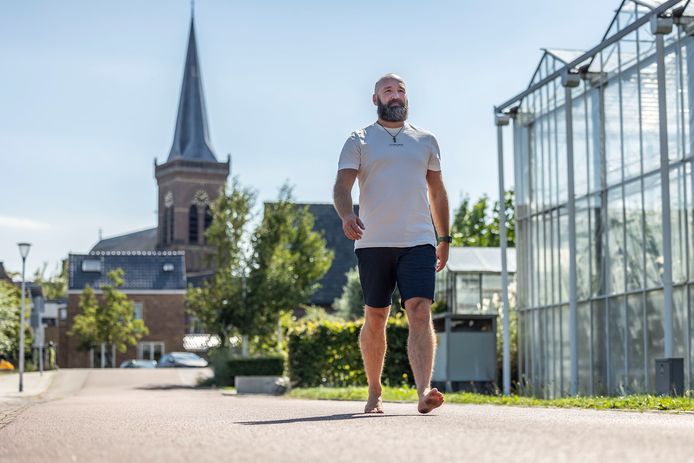 Jasper wandelt 260 kilometer op blote voeten om geld op te halen voor ...