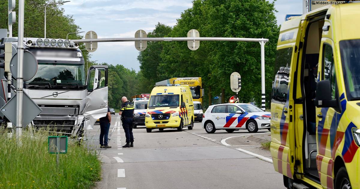 Moet deze weg op de schop na drie ongelukken in een week? ‘Dit voelt niet goed’ | Oosterhout | AD.nl