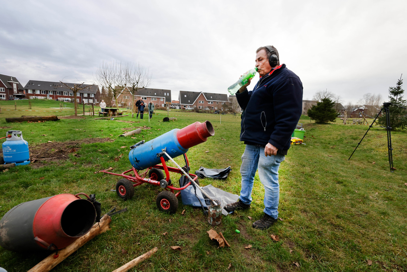Willie (72) pauzeert oliebollenbakken om naar carbidschieten in Ooij te ...