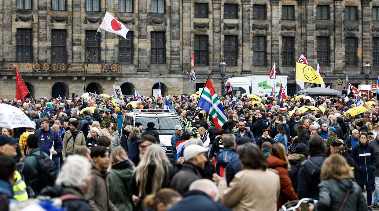 Grote ‘vredesdemonstratie’ eindigt in ‘een kopje koffie drinken’ op de Dam