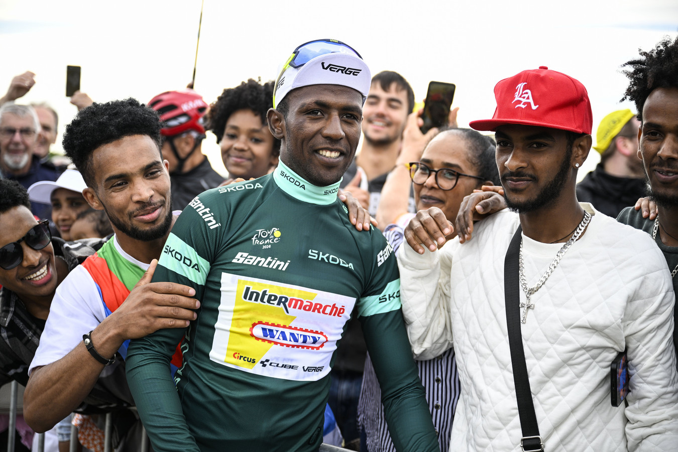 Biniam Girmay schrijft als eerste zwarte wielerster hét verhaal waar ...