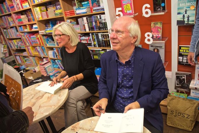 Eerste exemplaar nieuw boekje Geiten Pers voor dochter Hans Broer ...