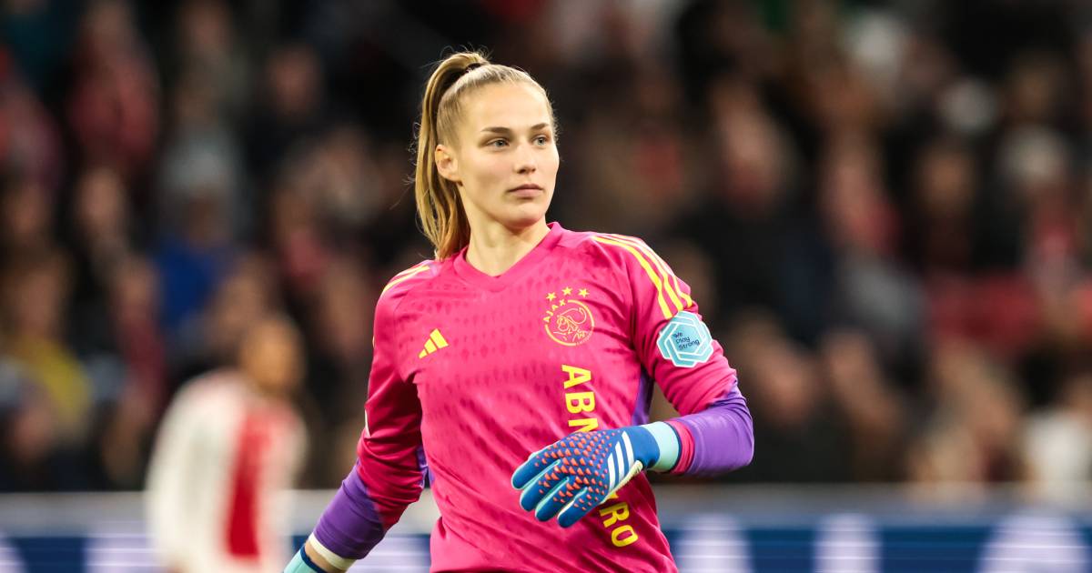 Ajax-keepster Regina van Eijk was opgelucht als ze van het veld kon ...