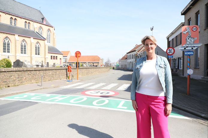 Banners waarschuwen automobilisten in schoolomgeving | Bredene | hln.be