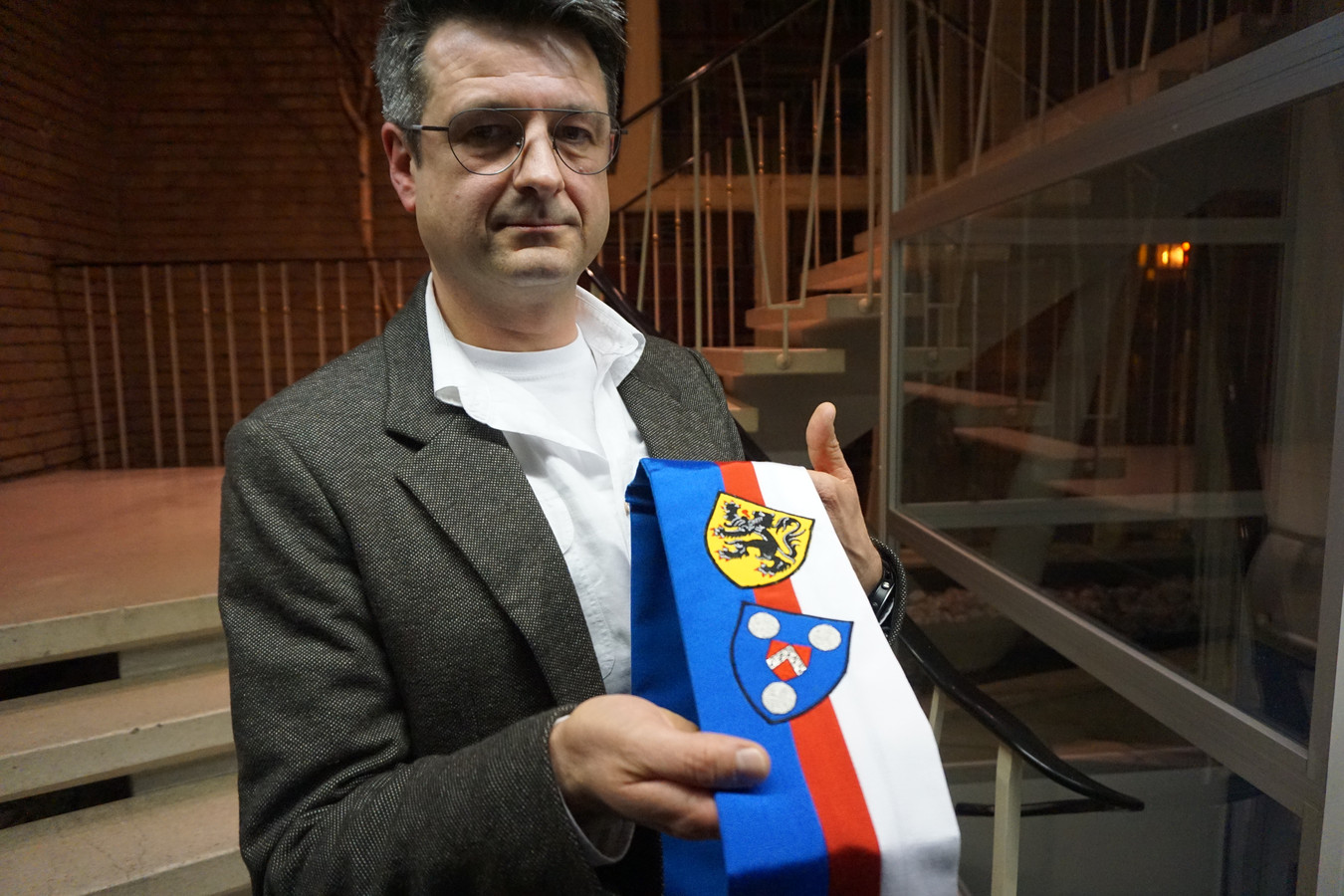 Waarom mag nu ook de voorzitter van de gemeenteraad een sjerp dragen ...