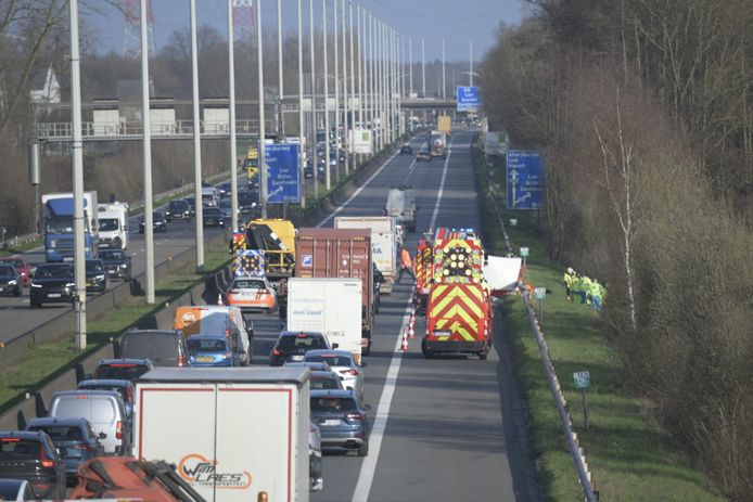 Vier mensen gewond bij aanrijding op E313 bij Ranst | Antwerpen | hln.be