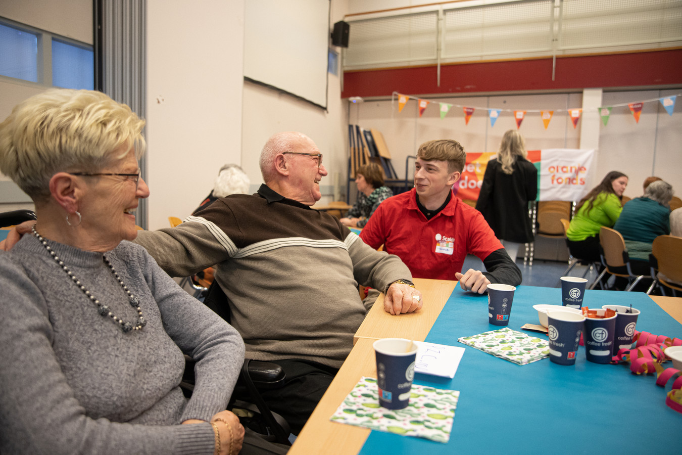 Leerlingen vertroetelen ouderen met massages en nagellak in Terneuzen ...