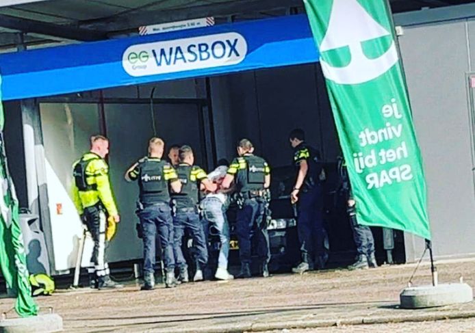 Politie massaal naar wasstraat nadat omstanders een wel heel ...