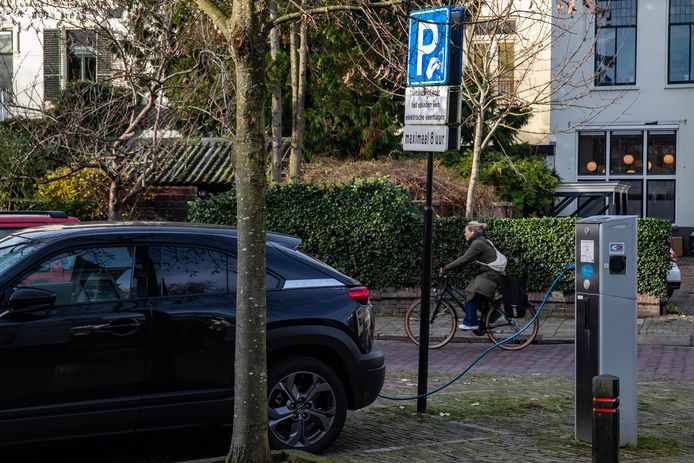 Ineens staan er overal laadpalen in de straten, óók op plekken waar ...