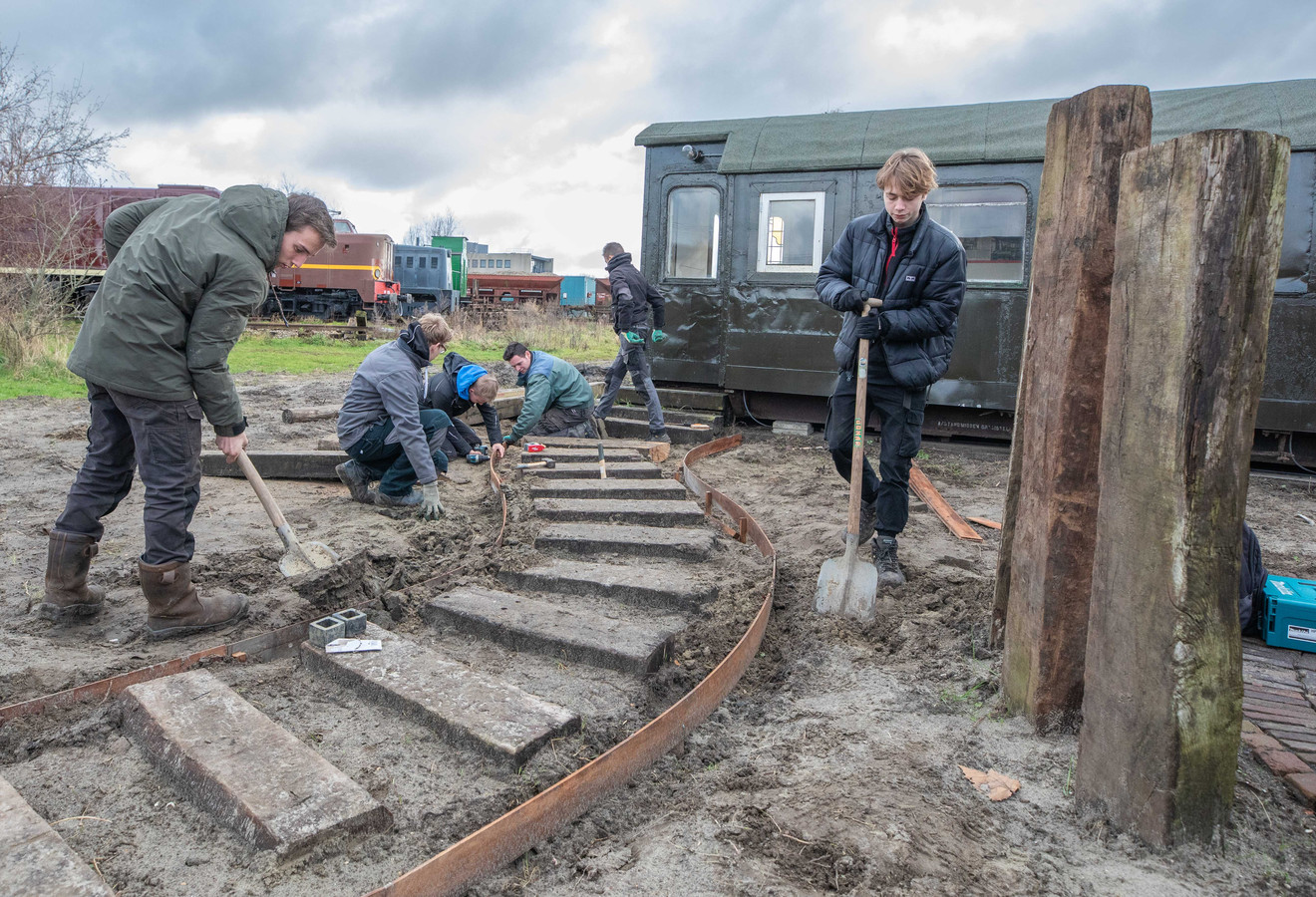 Groene studenten maken het terrein van de stoomtrein een stukje mooier ...
