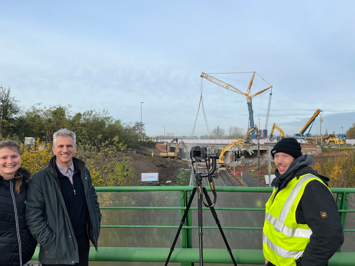 Omwonenden kijken ogen uit tijdens sloop E40 boven spoorlijn in Erpe ...