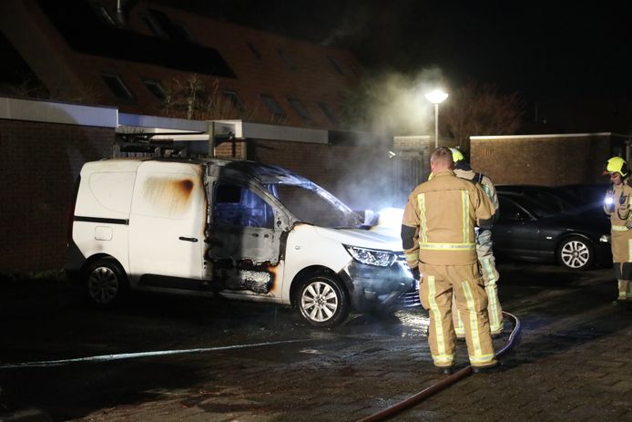 Busje total loss na brand aan Zoetermeers Ooievaarsveld | Zoetermeer | AD.nl