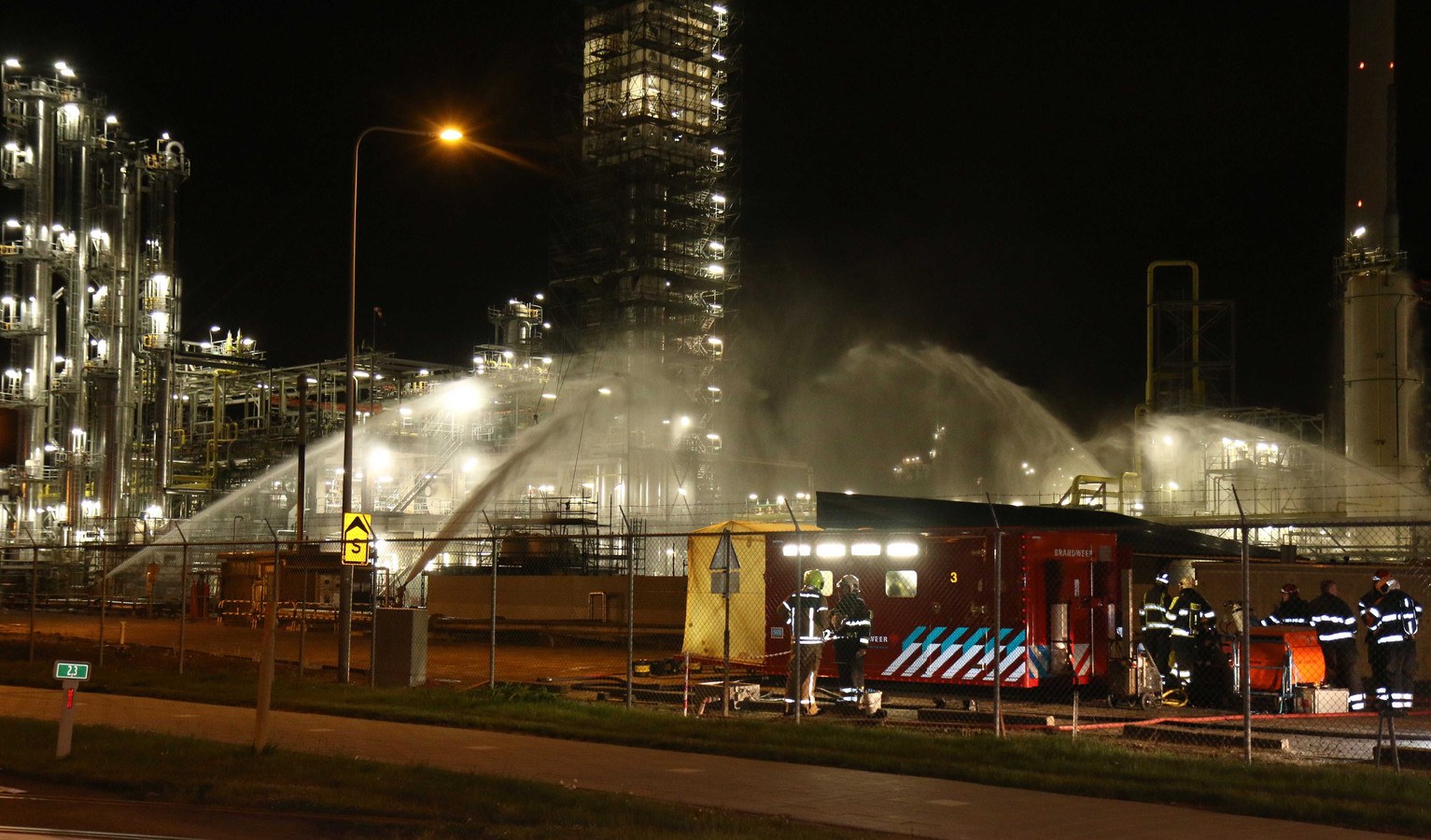 Gevaarlijke zuurhoudende stof gelekt bij raffinaderij Shell Pernis ...